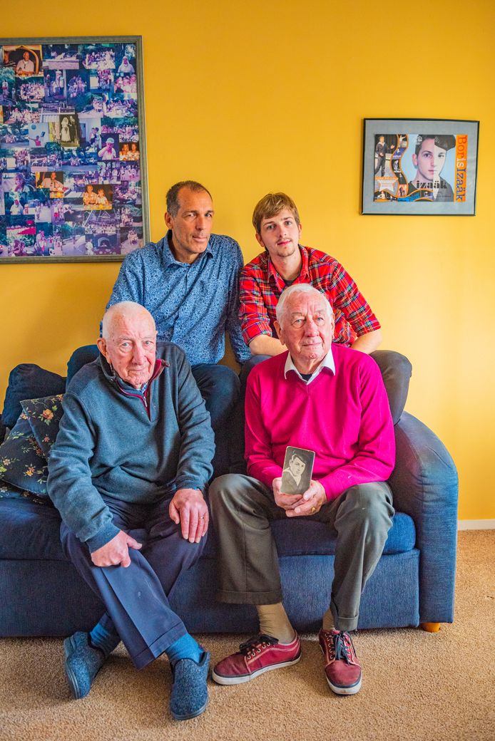 79 jaar na overlijden bezoeken Jan en Gerrit voor het eerst het graf ...