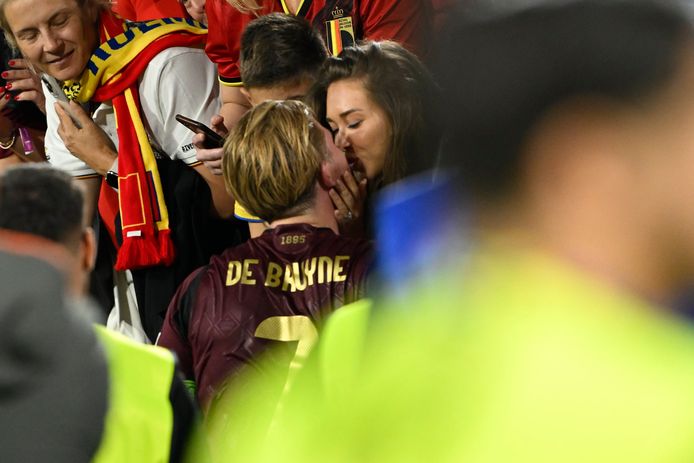 Élu homme du match, Kevin De Bruyne partage quelques instants avec ses ...