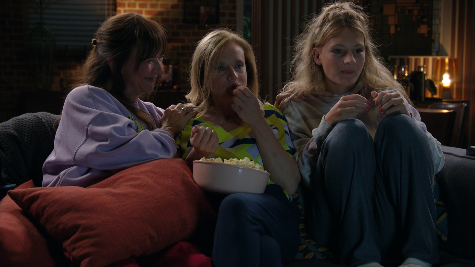 SOAPCHECK. Een lange suisse in ‘Thuis’ en een korte haarsnit in ...