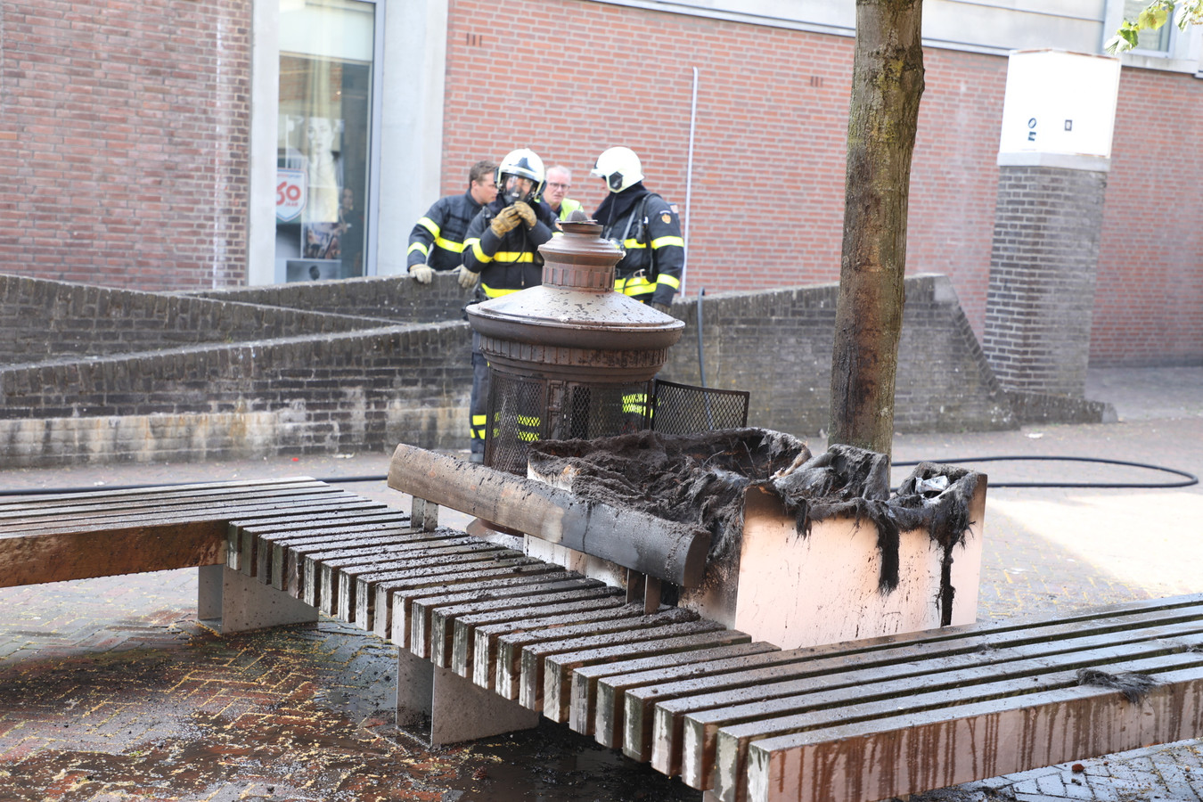 Zwarte rook trekt langs terrassen in Waalwijk door brandende plastic ...
