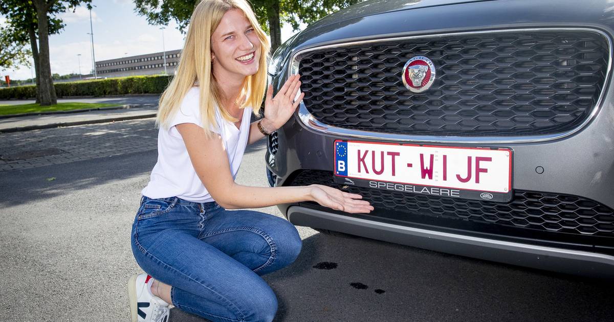 Elodie (27) rijdt rond met ‘KUT-WIJF’ als nummerplaat en daar heeft ze opvallende reden voor ...