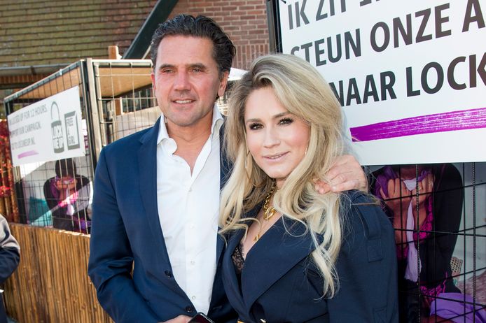 Man Nikkie Plessen reageert op ophef over zoontje achter vliegtuigstuur ...