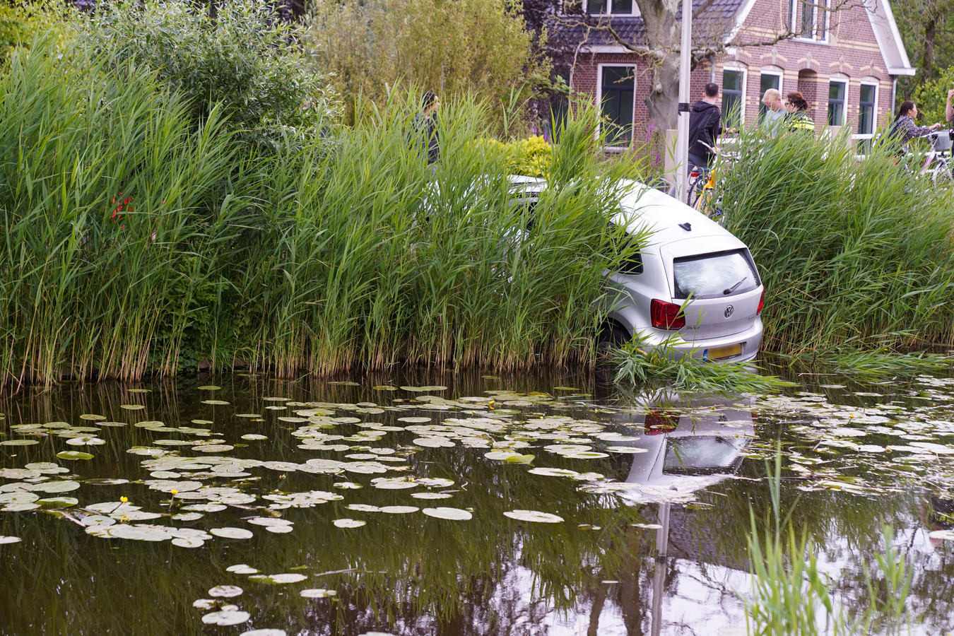 Auto raakt te water, onder voertuig wordt fatbike aangetroffen | Foto ...