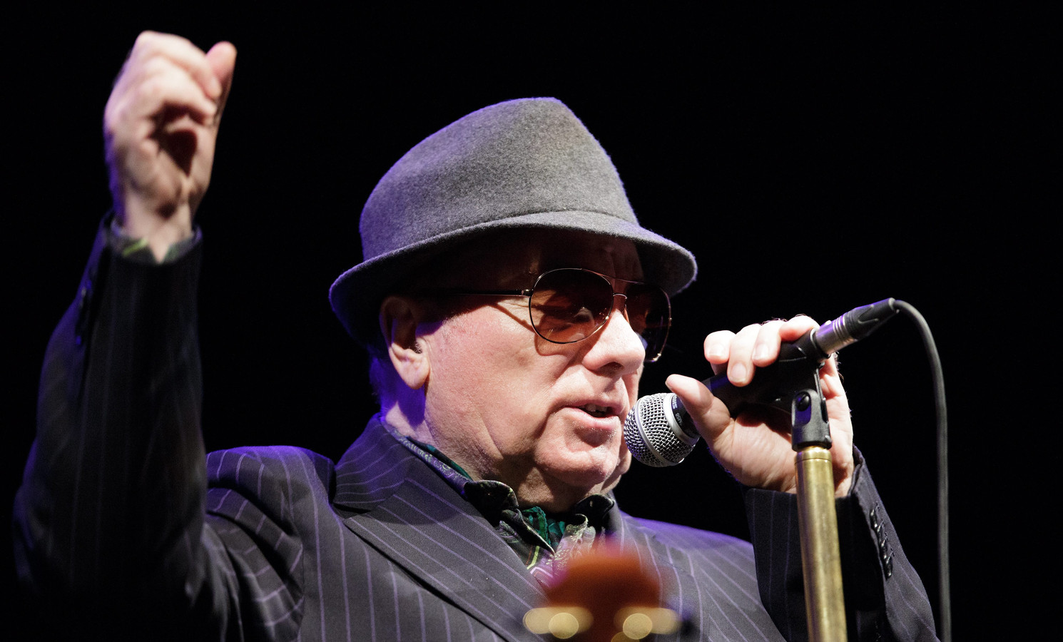 Van Morrison klaagt minister aan om artikel over coronanummers | Foto ...