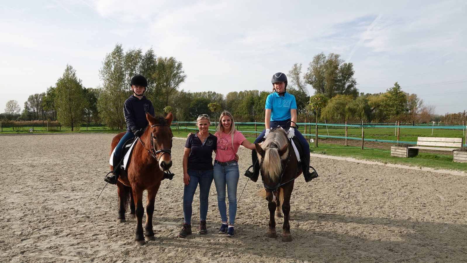 Paralympisch medaillewinnaar Manon Claeys ontmoet fans in manege De ...