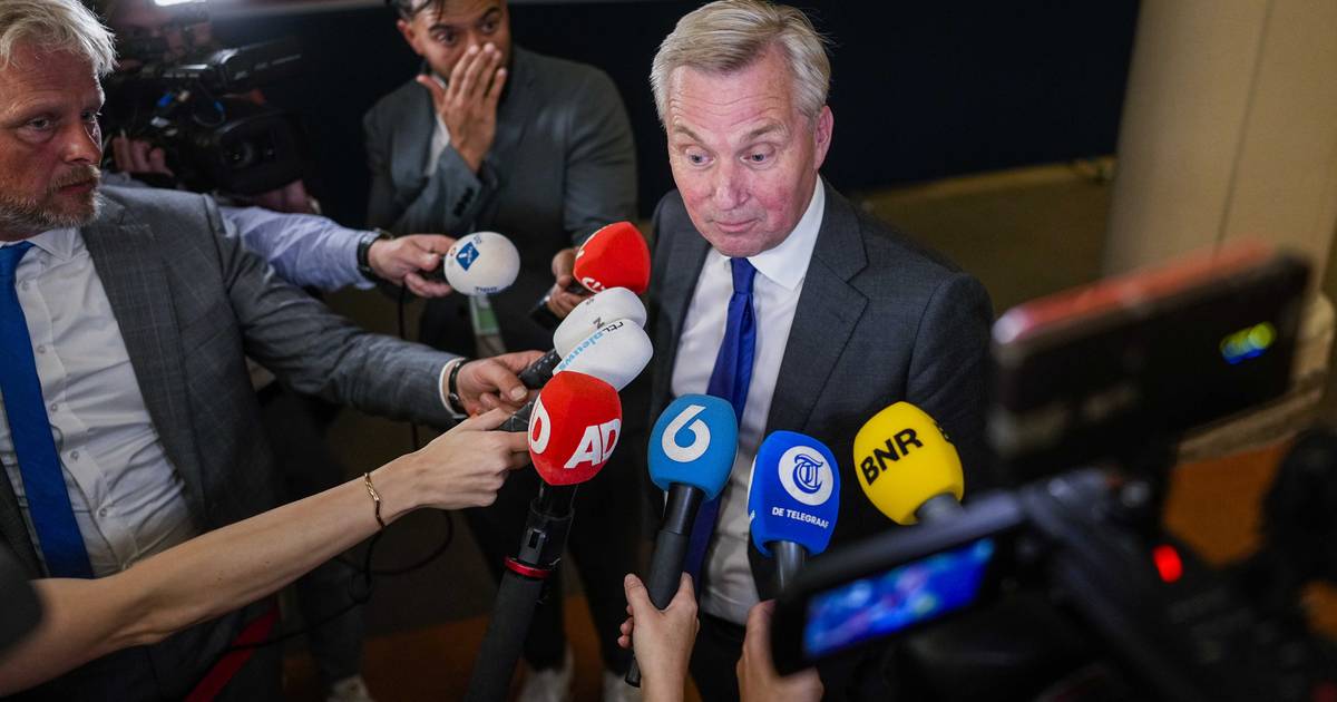 Tranen bij Van der Burg: ik had een asieldeal beloofd | Westerwolde | AD.nl