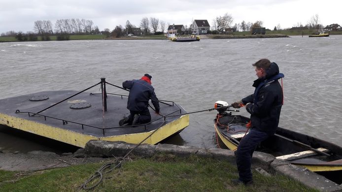 Storm maakt van Rijn onoverbrugbare grens | Storm in de provincie ...