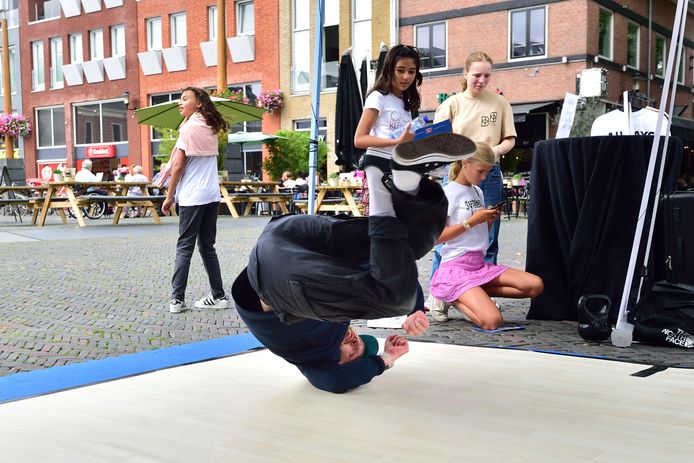 Breakdancer Jeroen van der Linden zet het wereldrecord ‘babymills’ op het Kerkplein op 2400 ...
