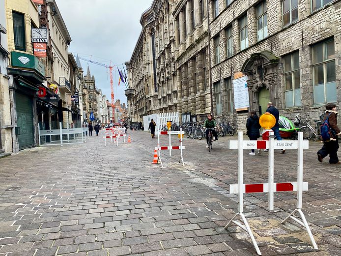 Wedstrijd hordelopen in de Hoogpoort? Kapotte tegels worden nog maar ...