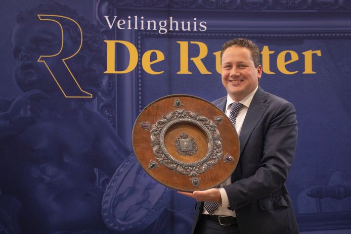 Russen komen speciaal naar Klaaswaal om 57.000 euro te bieden op houten ...