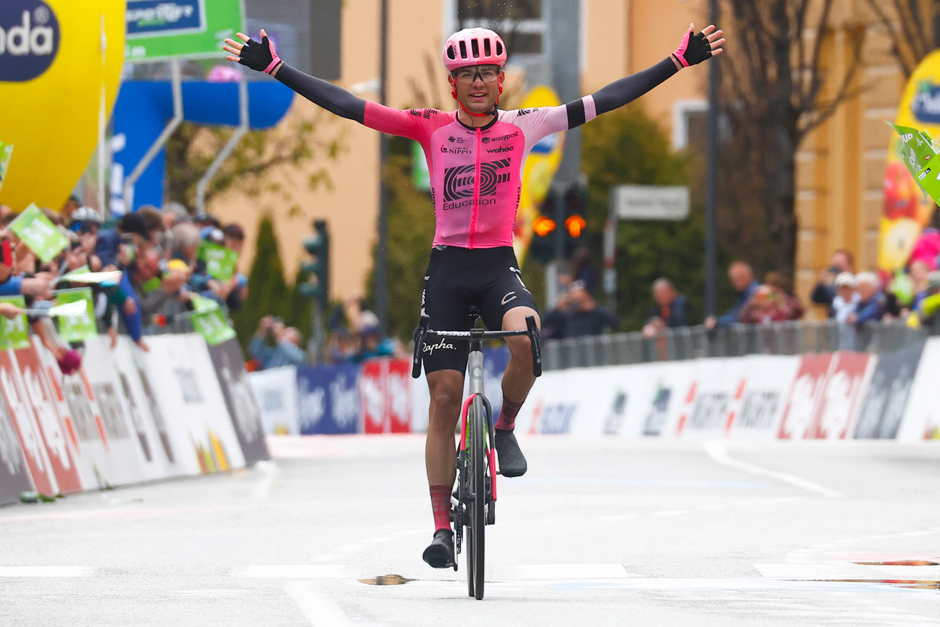 Simon Carr wint laatste etappe Ronde van de Alpen, eindzege voor Tao ...