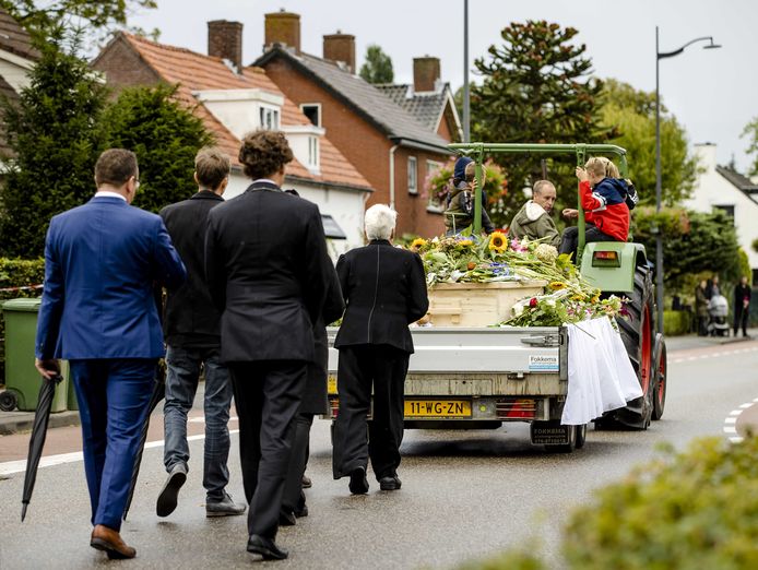 Indrukwekkende stoet voor verongelukt gezin uit Bosschenhoofd, dorp ...