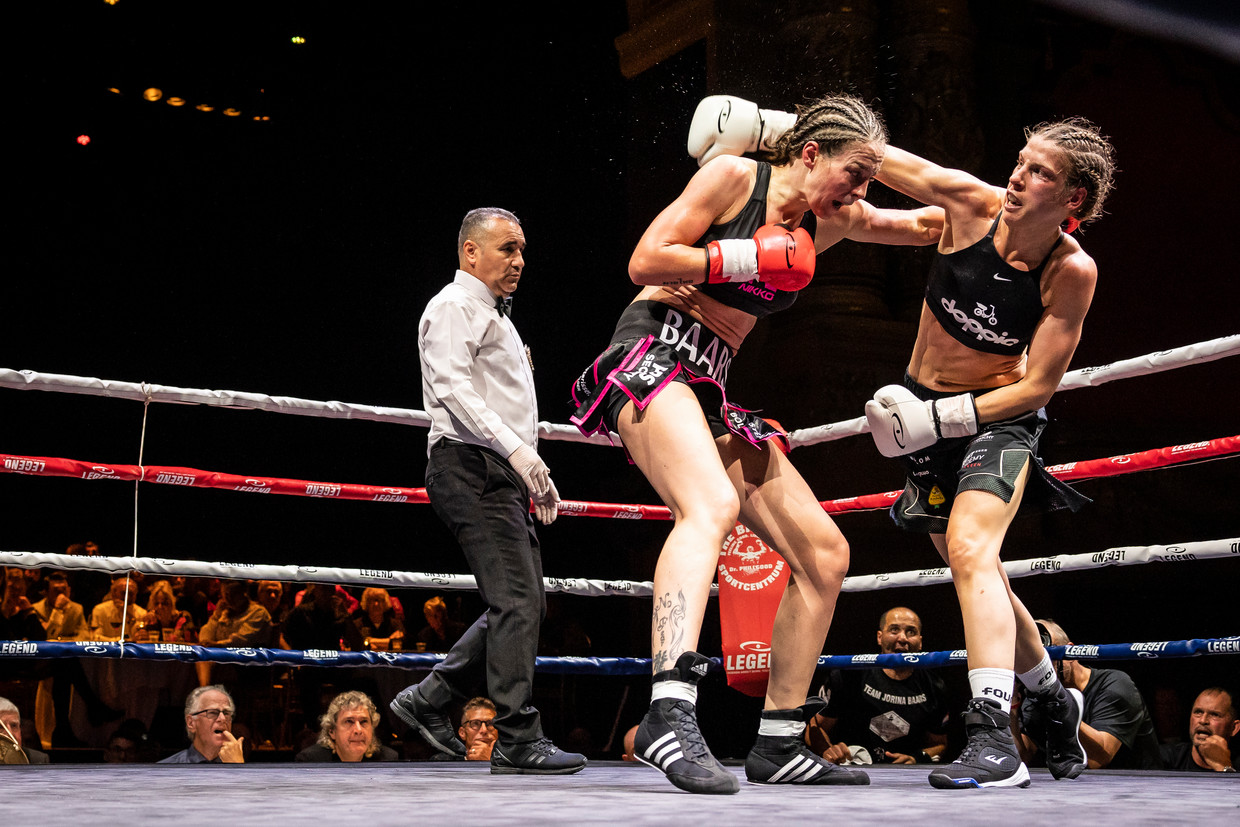 Deze ambtenaar van Binnenlandse Zaken bokste haar eerste profwedstrijd ...