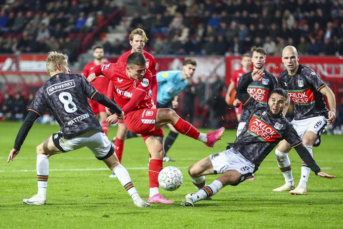 NEC geeft na formidabel kwartier met drie goals ruime voorsprong weg en speelt gelijk tegen FC ...