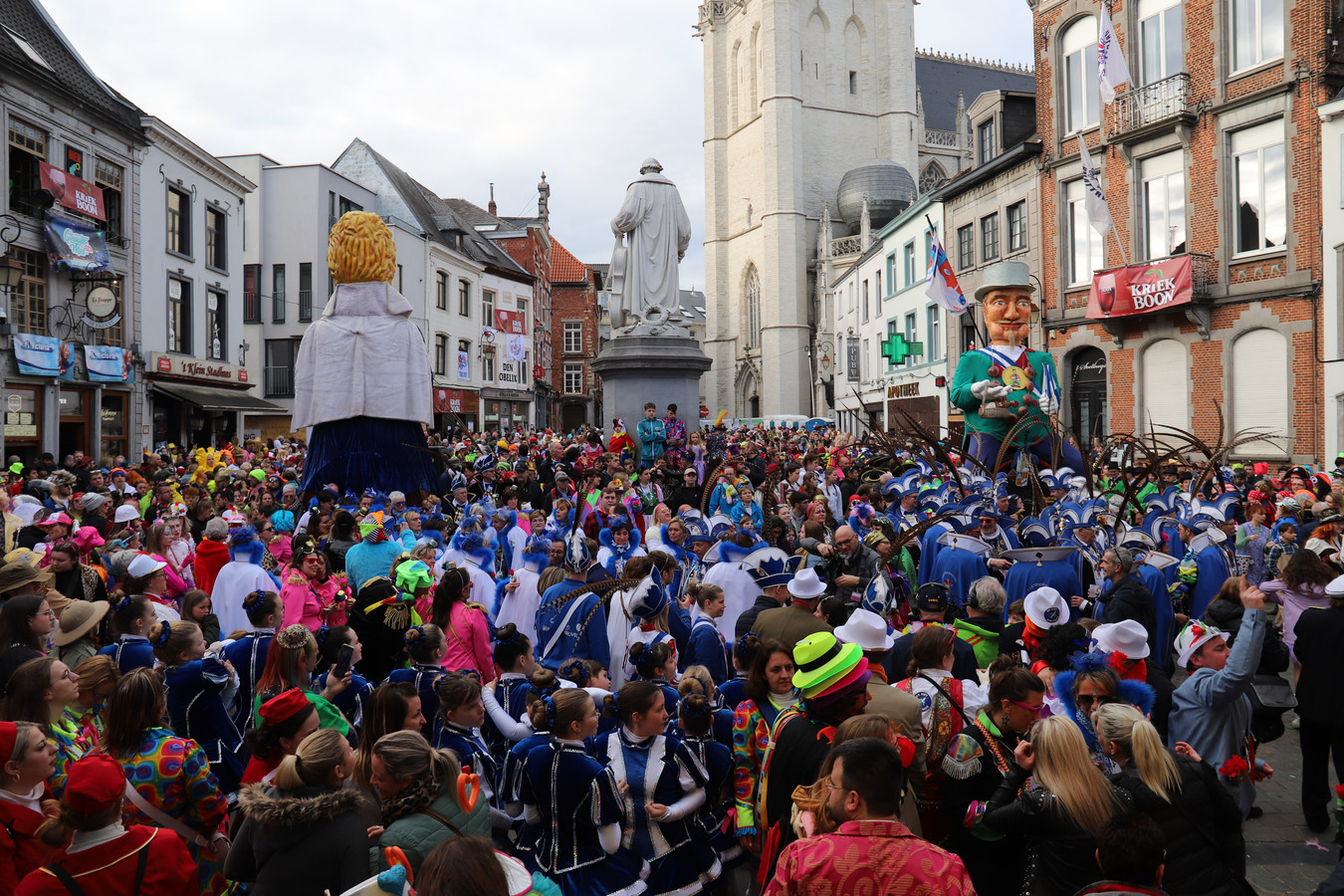 Carnavalisten verwelkomen hun nieuw Prinsenpaar op de Grote Markt ...