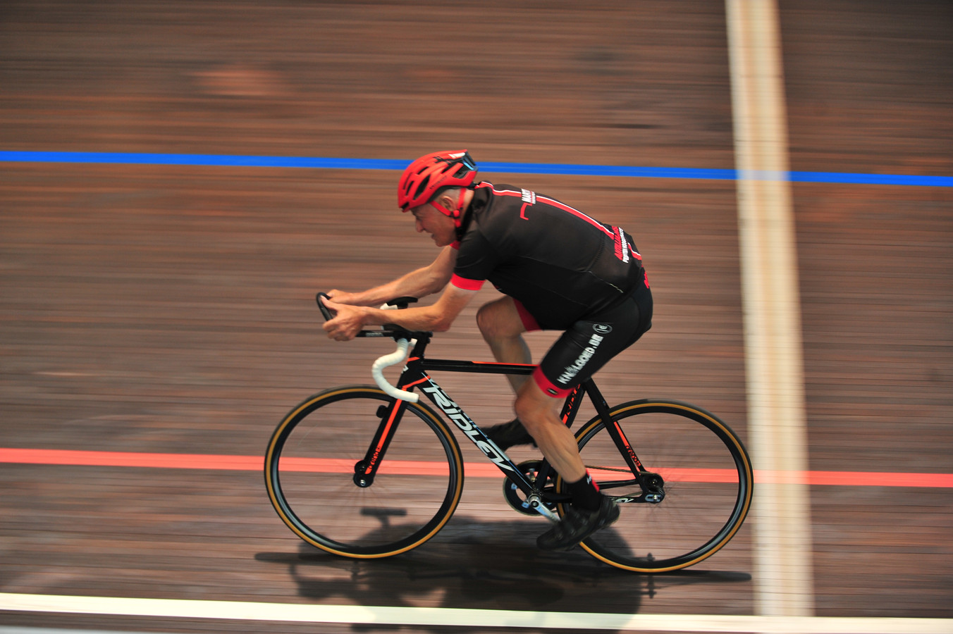 Jef Geerts (80) breekt Belgisch werelduurrecord op de piste: “Ik sta ...