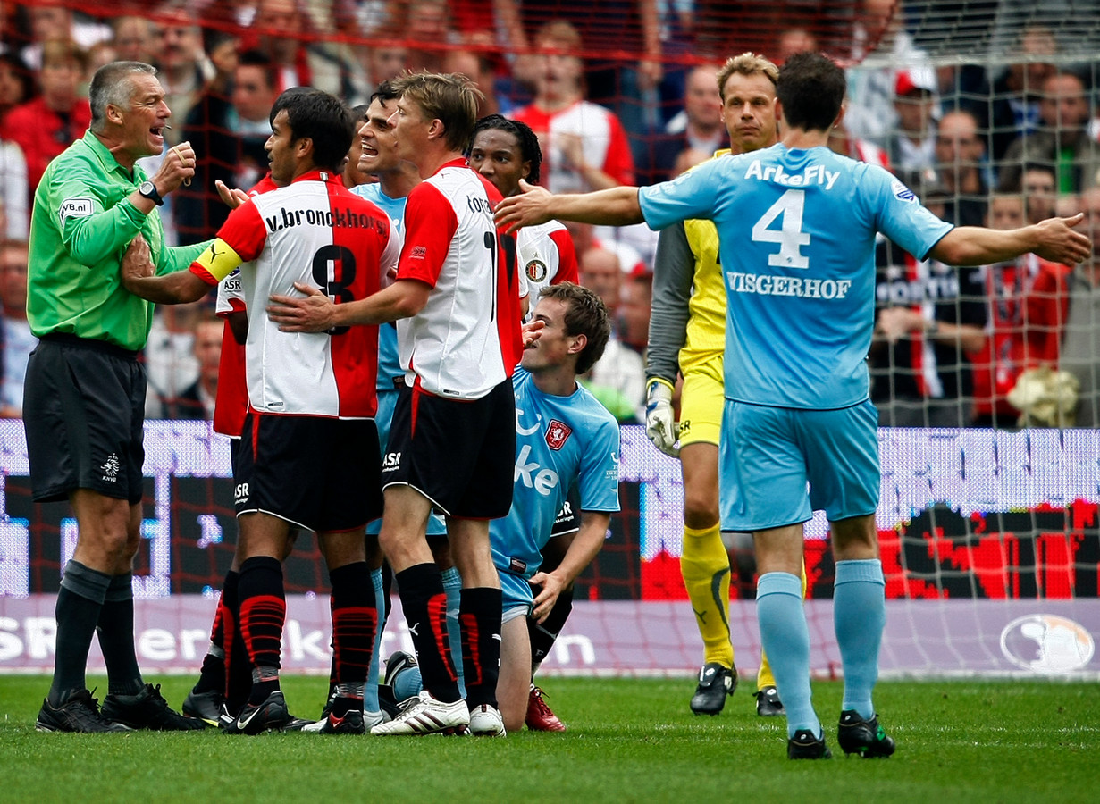 Mindgames Arne Slot en co verre van nieuw: ‘Wij scheidsrechters prikken ...