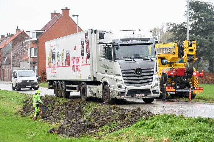 Vrachtwagen raakt van de weg af: Aalbeeksestraat plaatselijk urenlang ...