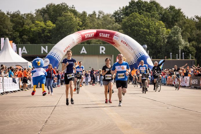Start van 32ste Roparun in Enschede: van Vliegveld Twenthe naar Coolsingel in Rotterdam ...