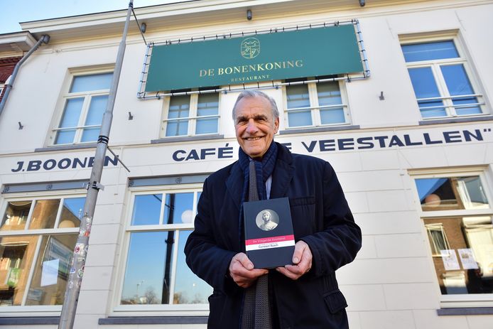 In ‘De Vliegende Doodskist’ eert zijn kleinzoon brokkenpiloot Pinneke ...