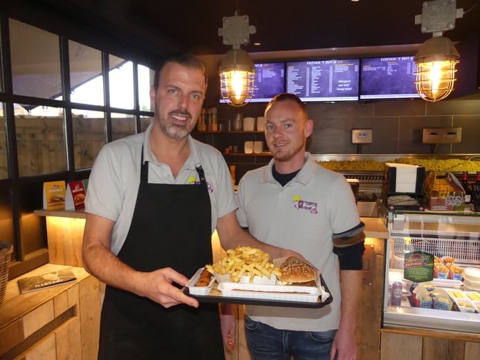 NET OPEN. Olivier en Xavier heropenen bekende frituur in Sint-Martens ...