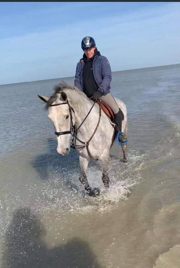 Ruiter Tim verhuisde naar Blankenberge om met zijn paard op het strand ...