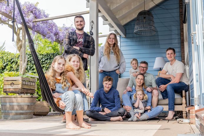 Bij deze influencerfamilie met acht kinderen houden ze van barbecueën ...