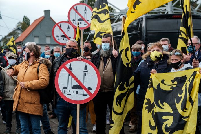 Vlaams Belang voert protest in Berendrecht: “Moskee in polder wordt ...