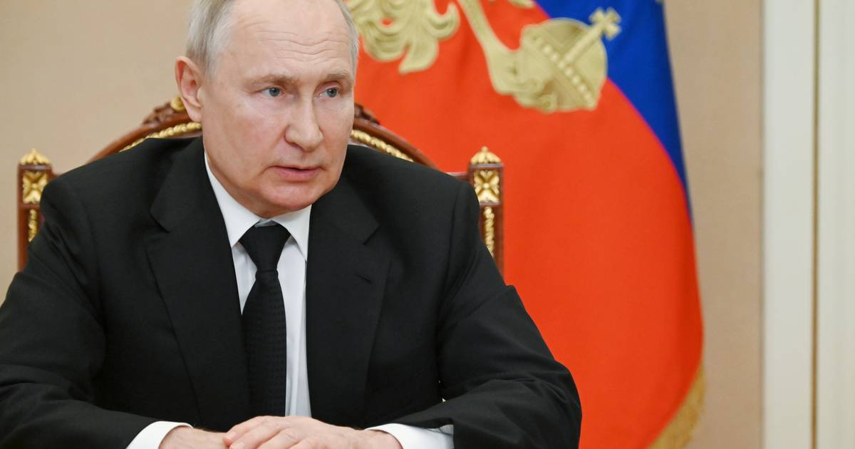 Poutine signe une loi pour relever l'âge de la conscription | Monde ...