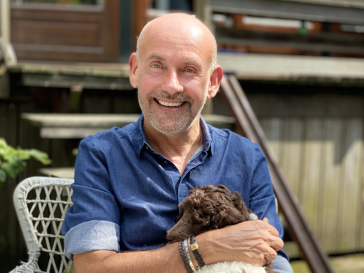 Zelfs na zijn overlijden blijft kapper John een verbindende factor ...