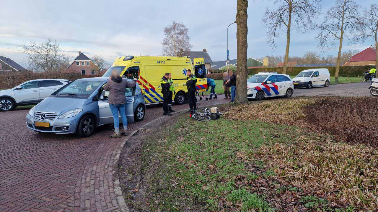Fietser naar ziekenhuis nadat ze wordt aangereden door auto in Loo ...