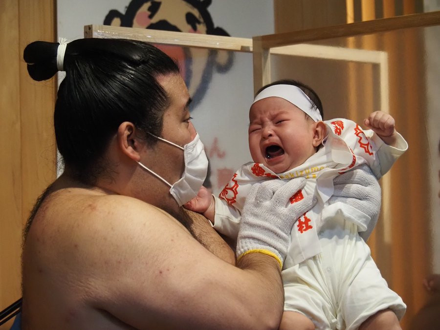 Huilende baby’s gaan elkaar in Japan opnieuw te lijf in eerste ‘crying ...