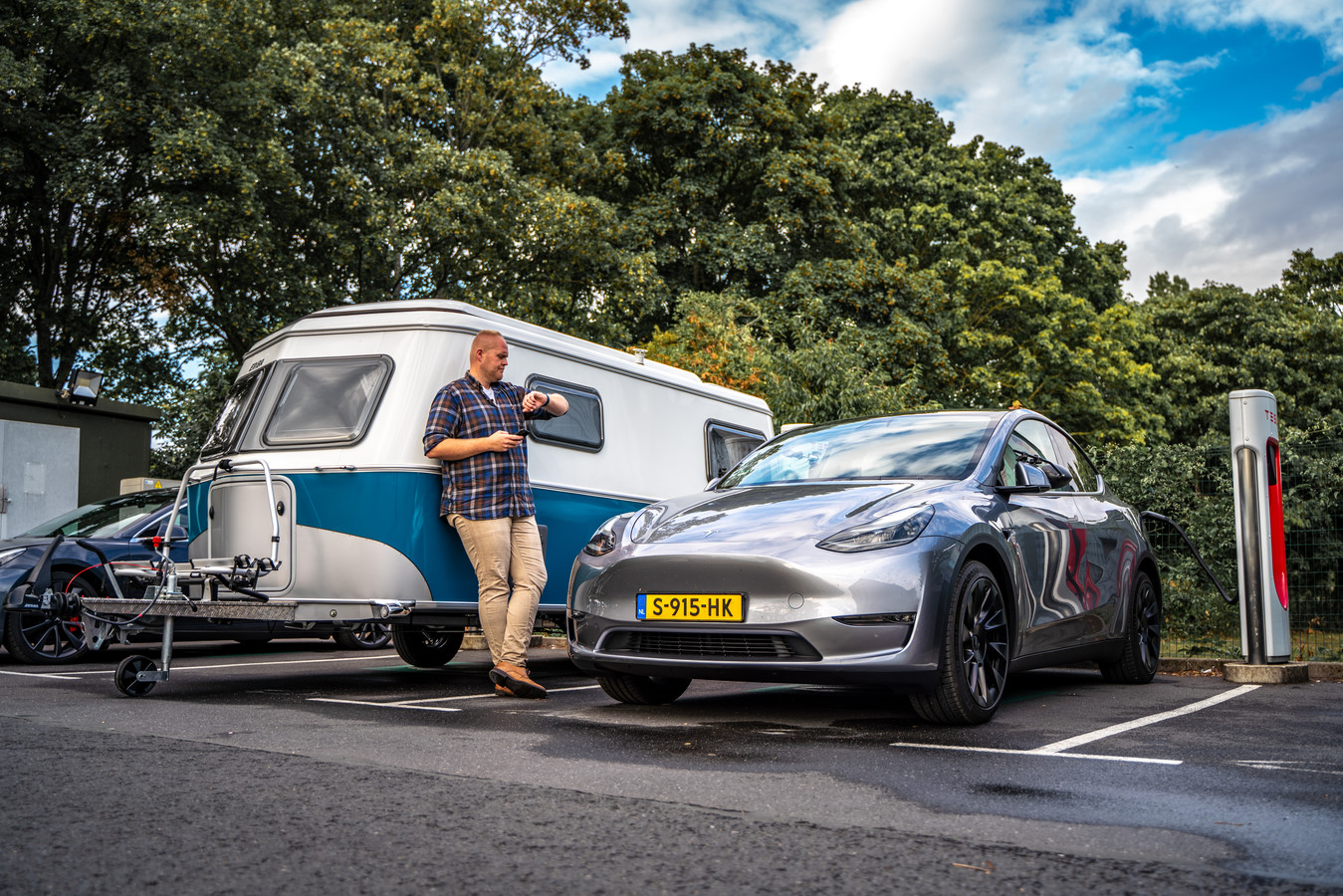 Caravan achter je elektrische auto? Dit scheelt het als je een ...