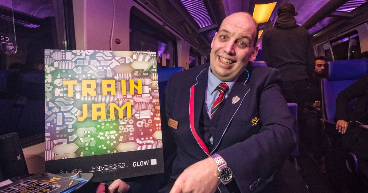 NS-conducteur reist voor even als een ware showmaster | Den Haag | AD.nl