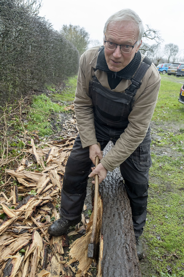 Jan Schepers (65) maakt met de hand een nieuwe putboom voor De ...
