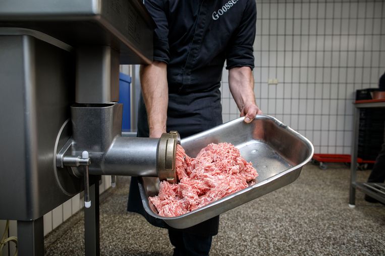 Mijn grootmoeder kende een slager die vrouwen door zijn gehakt draaide ...