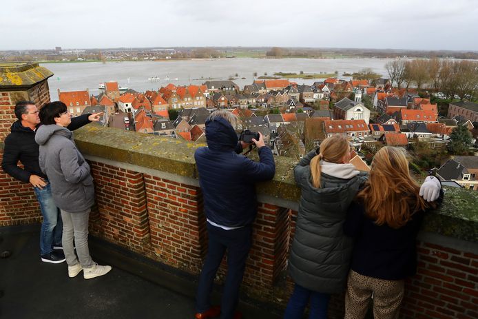 De toren op om hoog water te zien in Woudrichem: ‘Echt schitterend ...