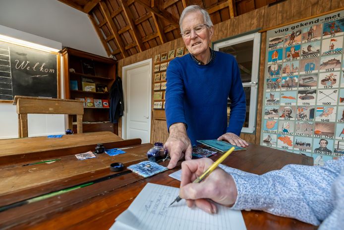 Schoolmeester Jan (79) geeft in museumschooltje in Hasselt schrijfles ...