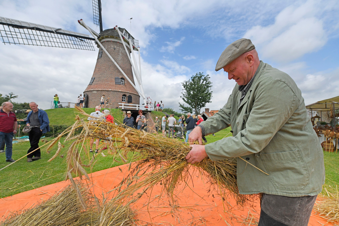 Boerenkiel, pet en klompen op nostalgisch oogstfeest in Rekken | Foto ...