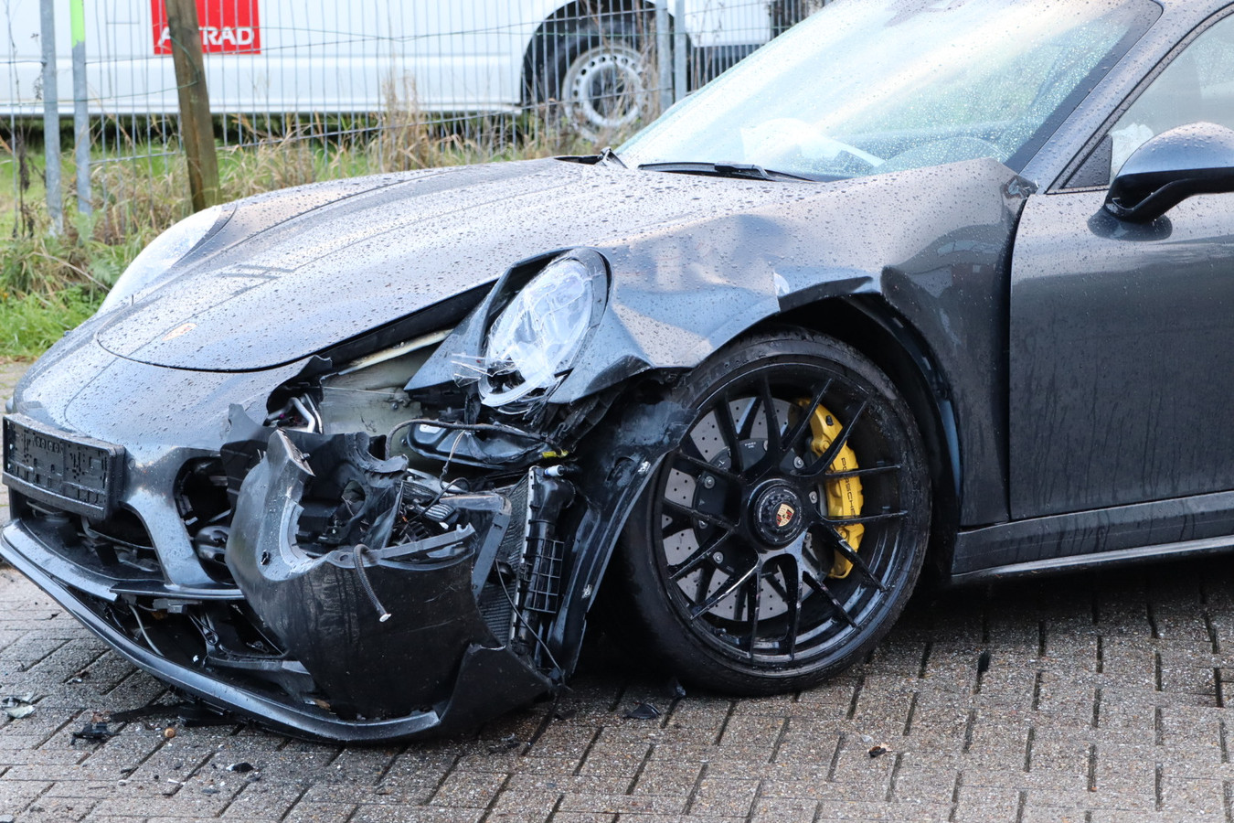 Porsche in de kreukels door botsing in Loon op Zand, vermoedelijk ...