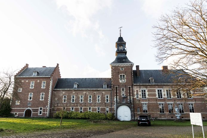 Stad Sint-Truiden wil verloederd kasteel Terbiest dan toch kopen van ...