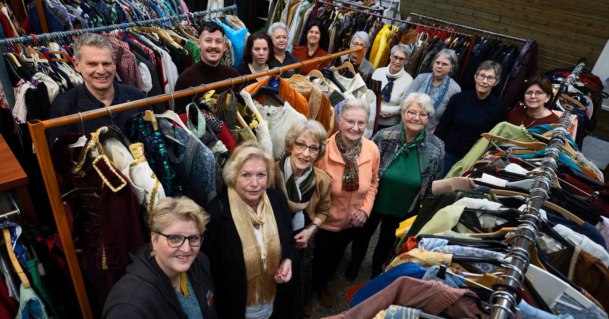 Een halve eeuw aan Somerense kostuums wordt verplaatst, en iedere jurk ...