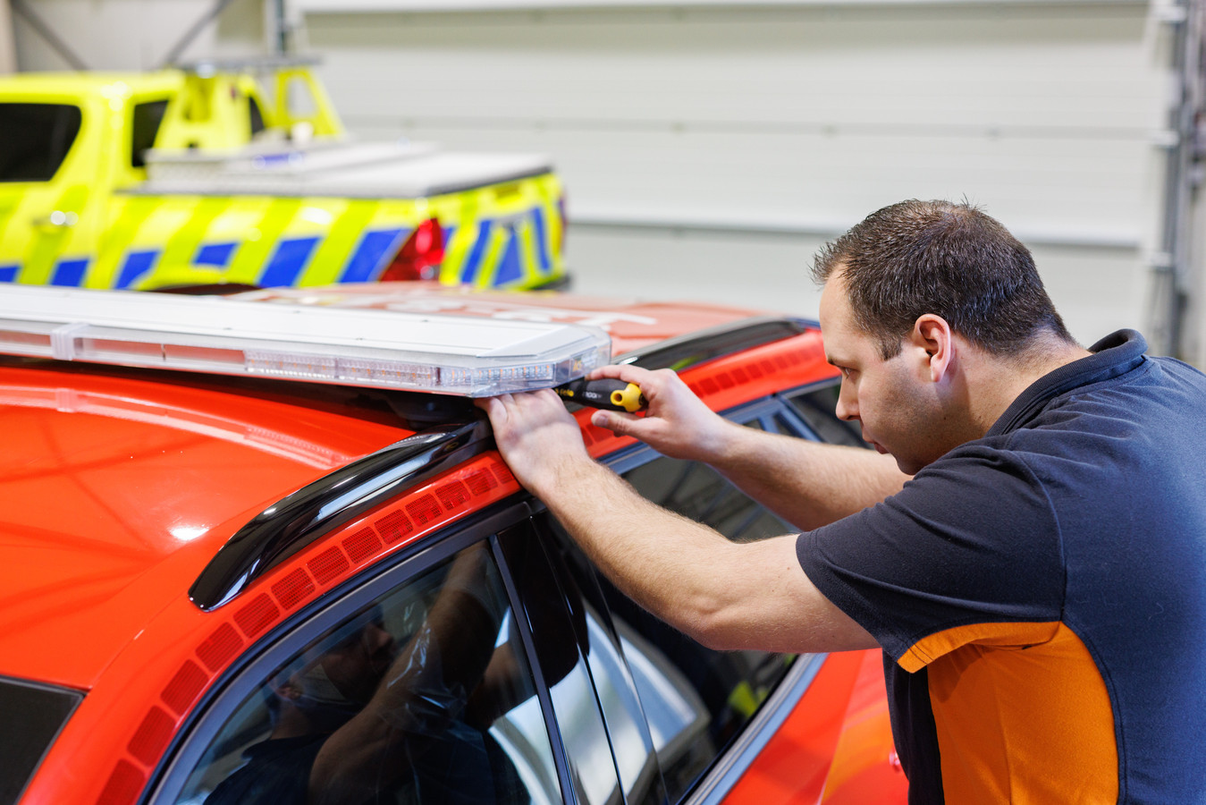 Joes bouwt sirenes en zwaailichten op speciale voertuigen: ‘Toen de ...