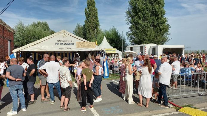 Mooie weer lokt veel volk naar jaarmarkt in Prosperpolder | Beveren | hln.be