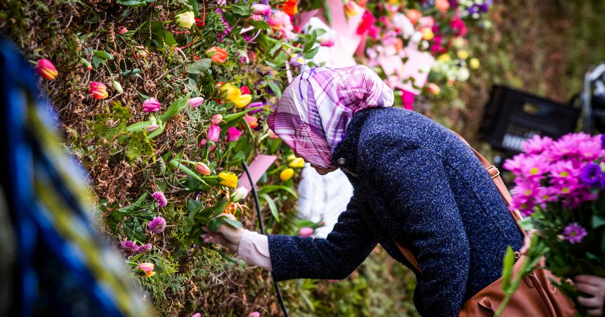 ‘Haag van liefde’ rond Al-Fourqaan moskee Eindhoven | Pegida Eindhoven ...