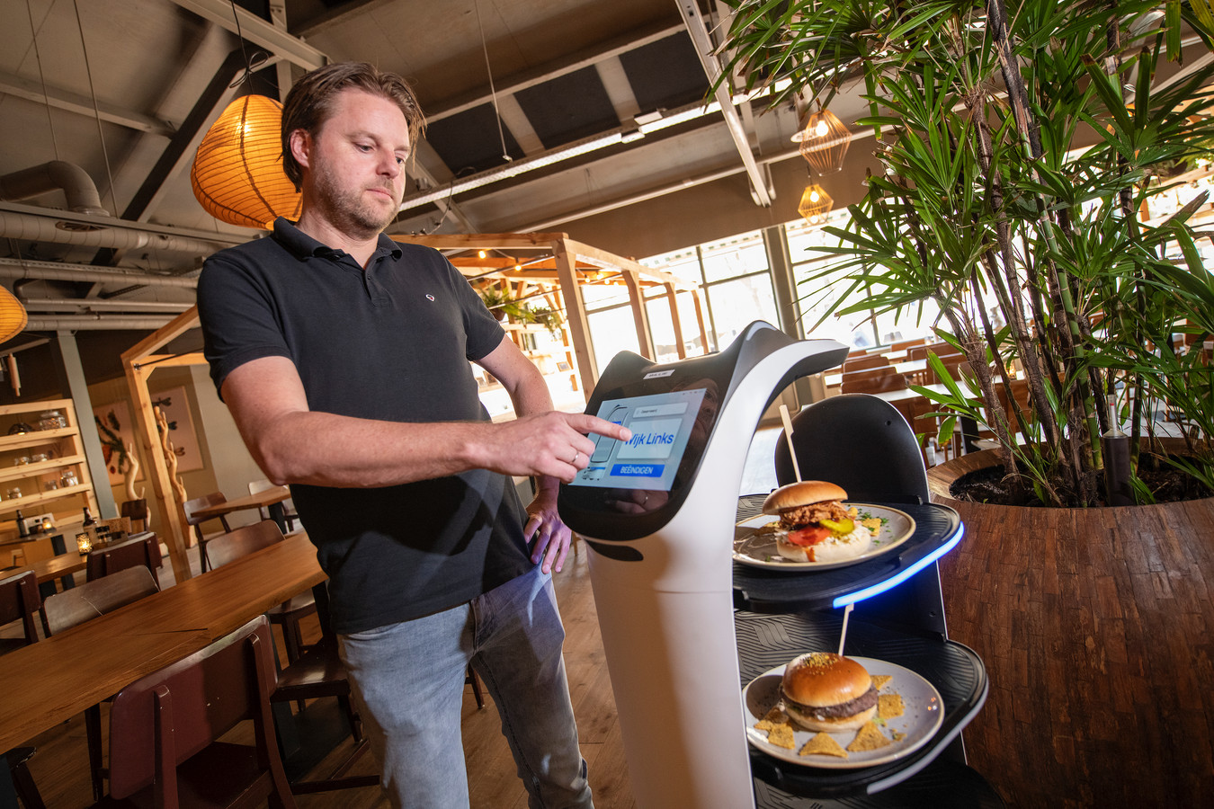 Robot brengt eten naar tafel en ruimt af bij Landal Greenparks Uddel ...