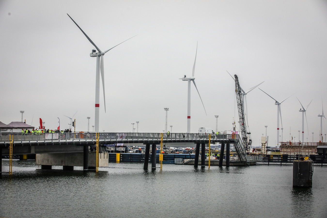 Draaibrug van 130 meter lang en 34 miljoen euro arriveert in Zeebrugge ...