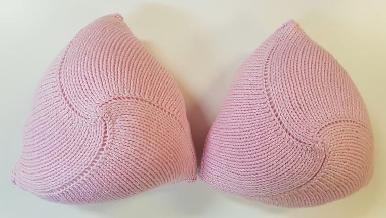 Zaanse vrouwen breien prothesen voor vrouwen die borsten missen