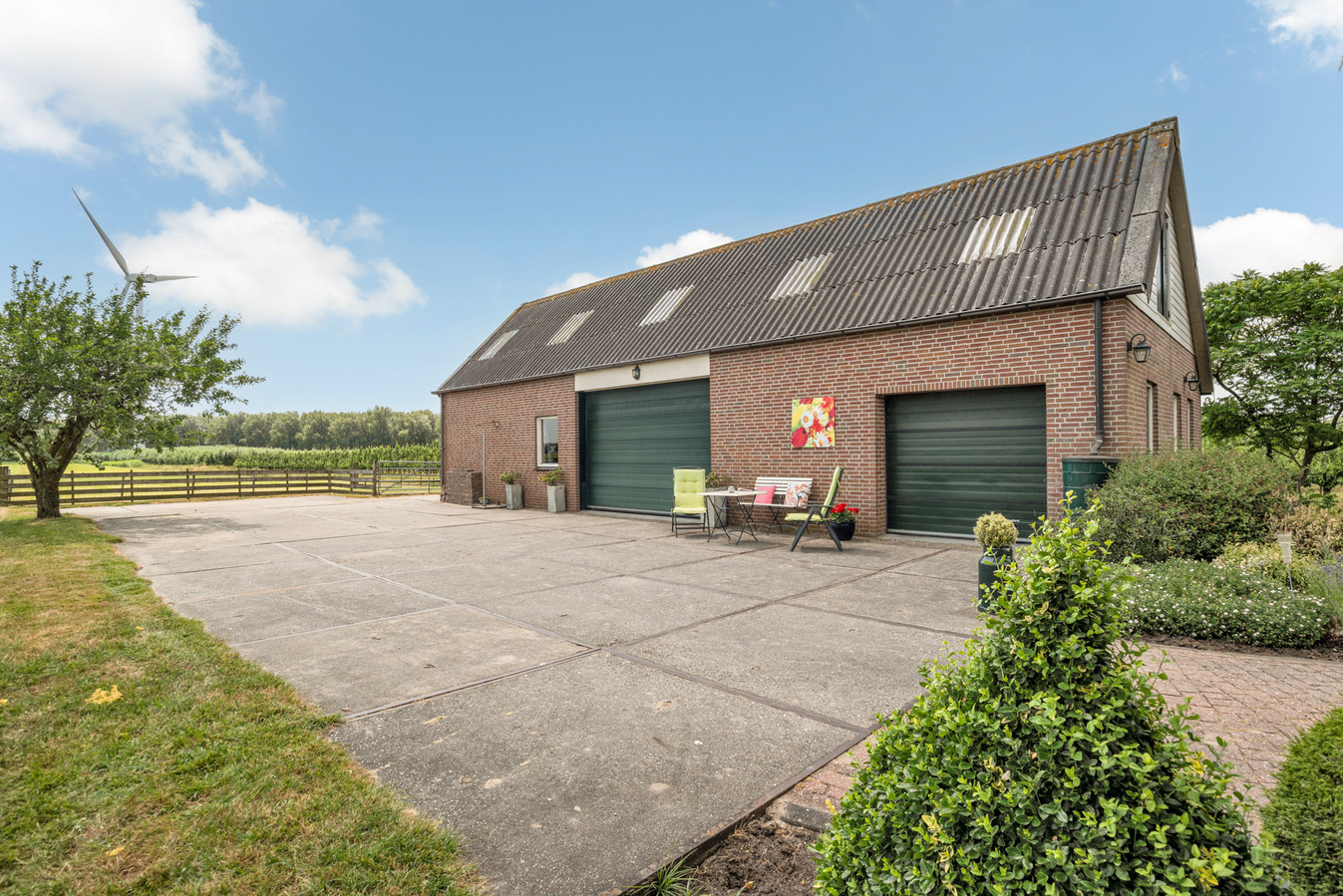 Altijd al middenin het groen willen wonen? Dit huis met royale schuur en flink stuk weiland ...