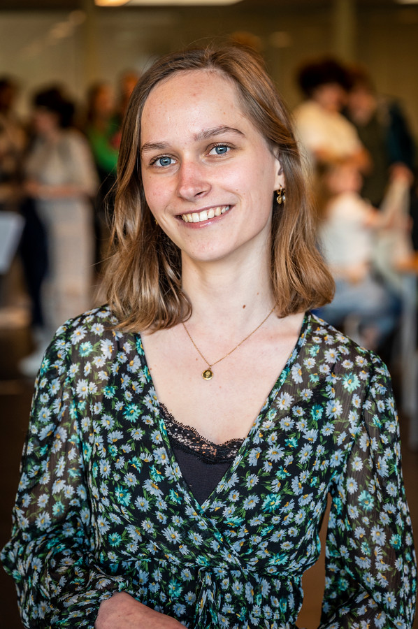 Opluchting en vrolijkheid na het verlossende eindexamenwoord, vlag uit ...